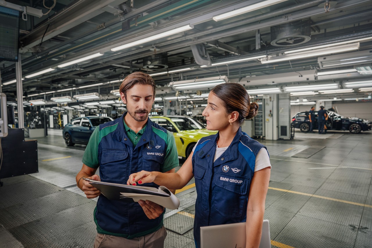 Trainee Programme "AcceleratiON" | Students | BMW Group Careers