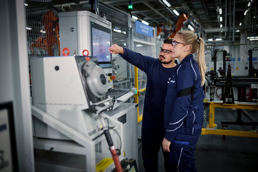 Electronics Technician for System Technology | Apprenticeship | BMW ...